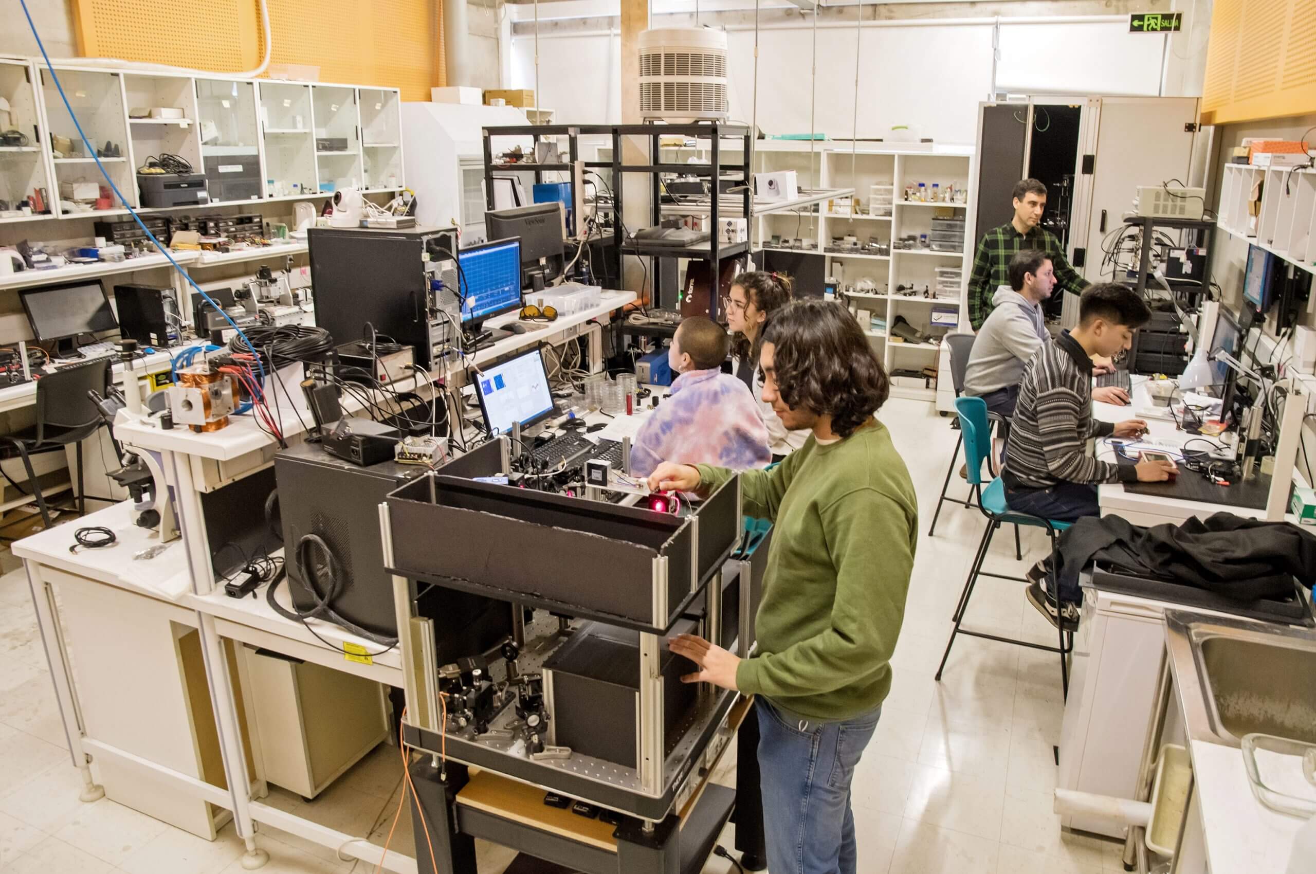Condensed Matter and Quantum Optics Laboratory - Institute of Physics